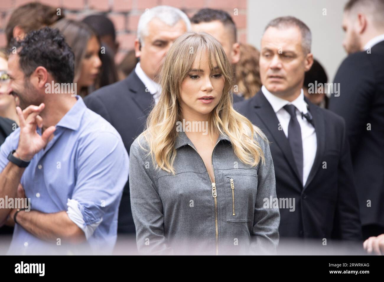 Suki Waterhouse arrives at the Fendi Spring Summer 2024 fashion show on ...