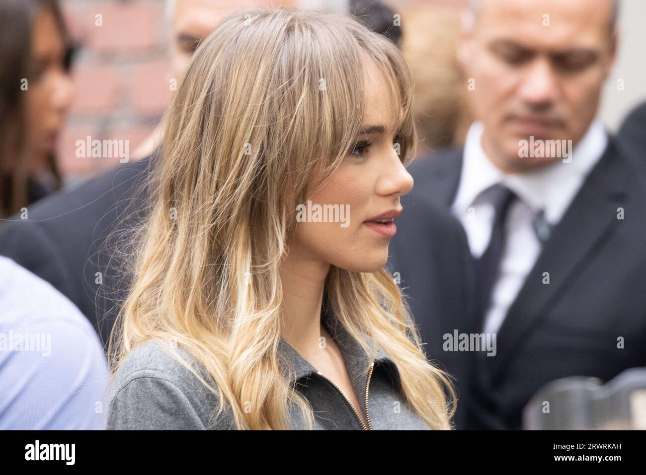 Suki Waterhouse arrives at the Fendi Spring Summer 2024 fashion show on ...