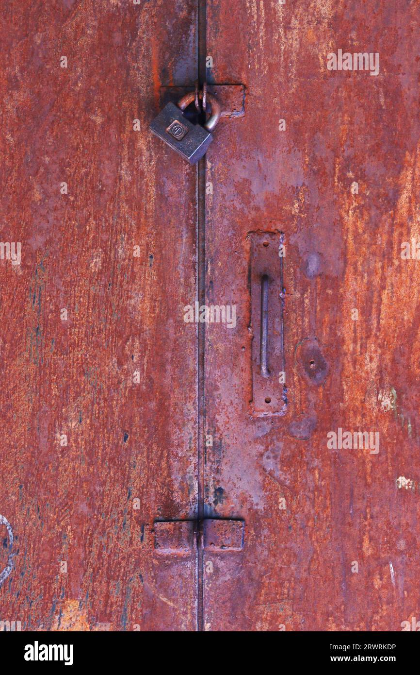 Rusty garage door and lock Stock Photo - Alamy