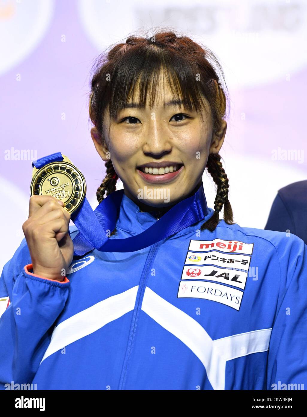 Yui Susaki of Japan poses with her women's 50-kilogram gold medal at ...