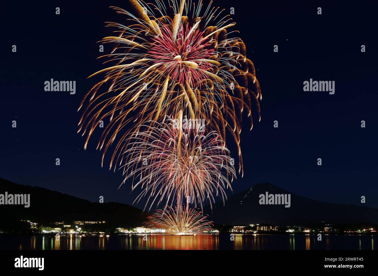 Fuji and Kawaguchiko Lake Festival Fireworks Display Kujaku Fireworks ...