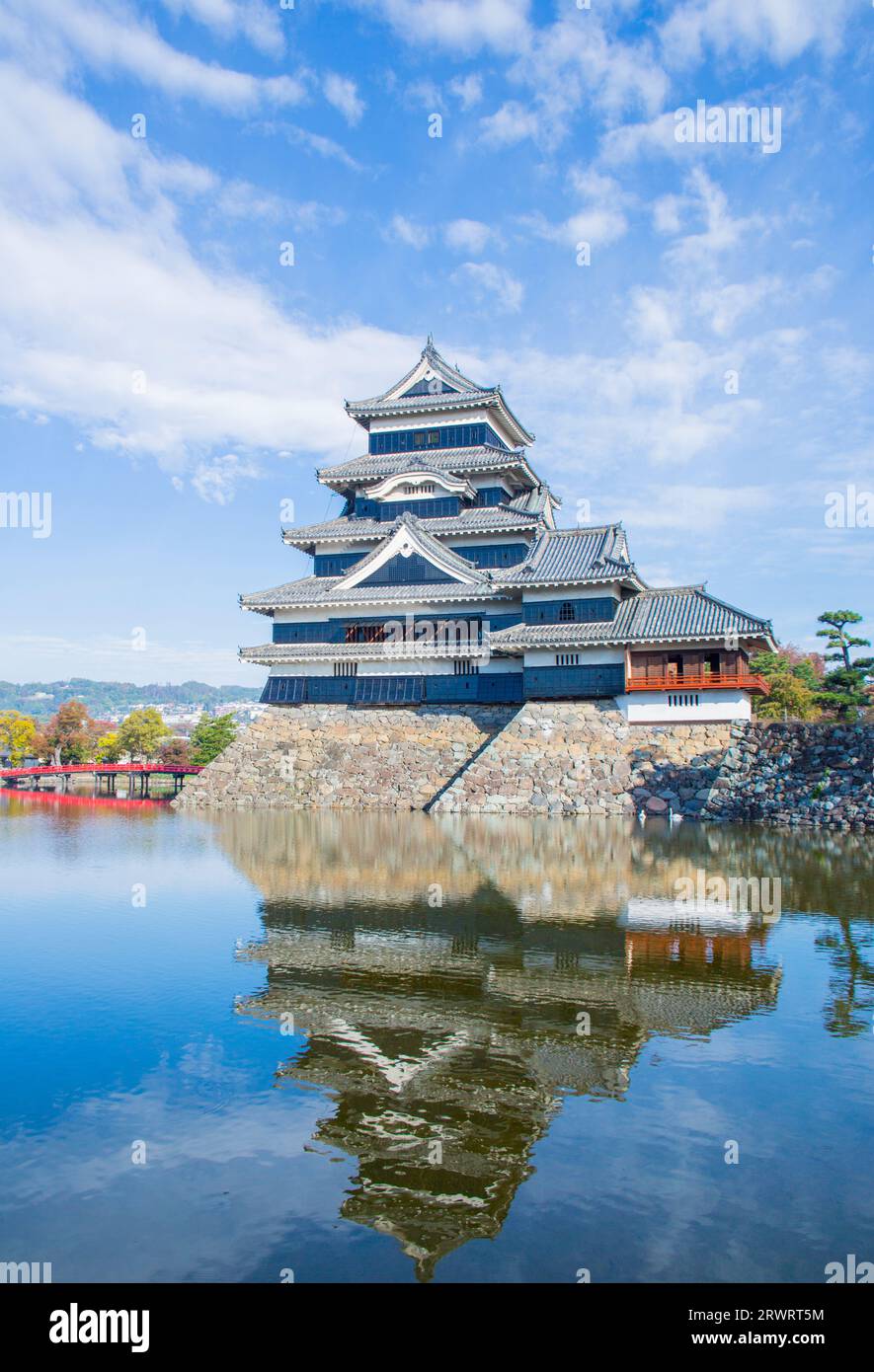 Matsumoto Castle's inner moat and swans Stock Photo - Alamy