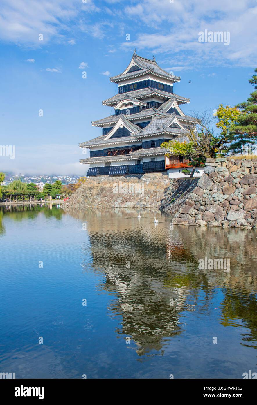 Matsumoto Castle's inner moat and swans Stock Photo - Alamy