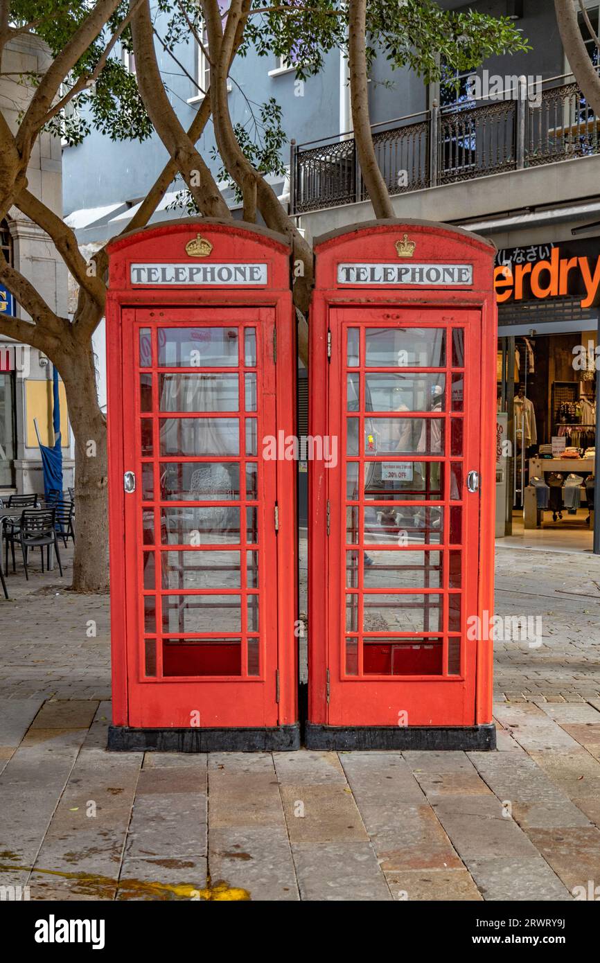 English red telephone boxes hi-res stock photography and images - Alamy