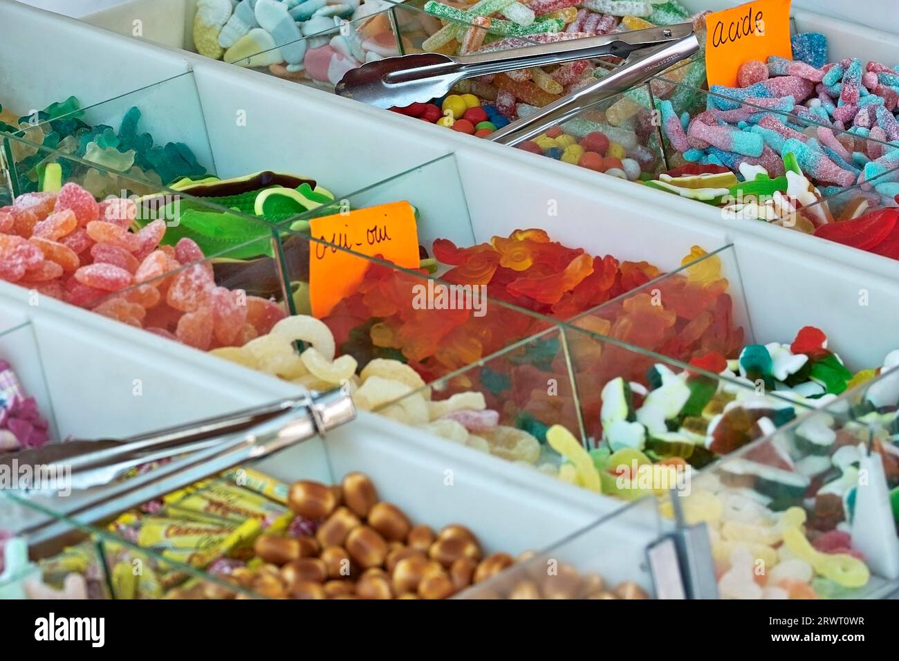 Dessert in display hi-res stock photography and images - Alamy