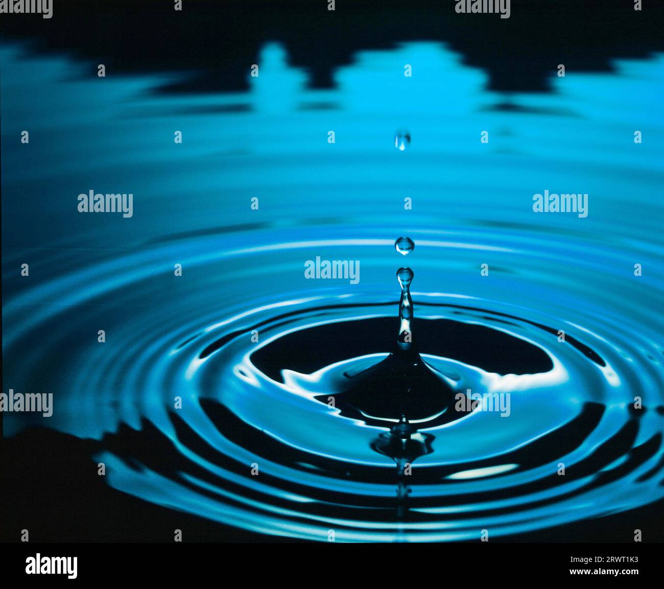 Falling oil drops with oil rings Stock Photo - Alamy