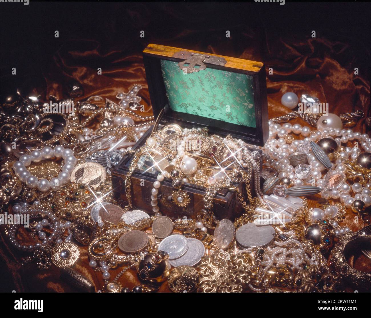 Treasure chest with lots of jewellery Stock Photo - Alamy