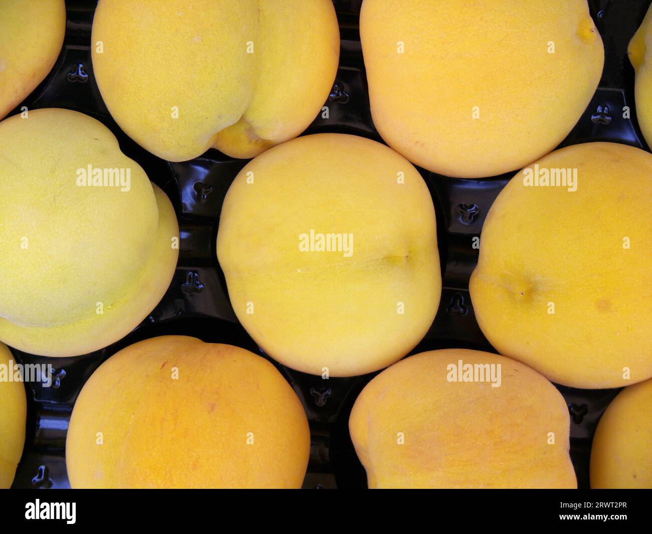 Yellow, ripe peaches in a fruit box Stock Photo - Alamy