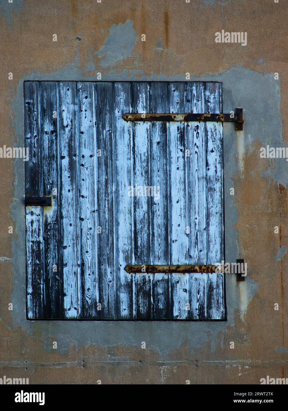 Shutter hinge hi-res stock photography and images - Alamy