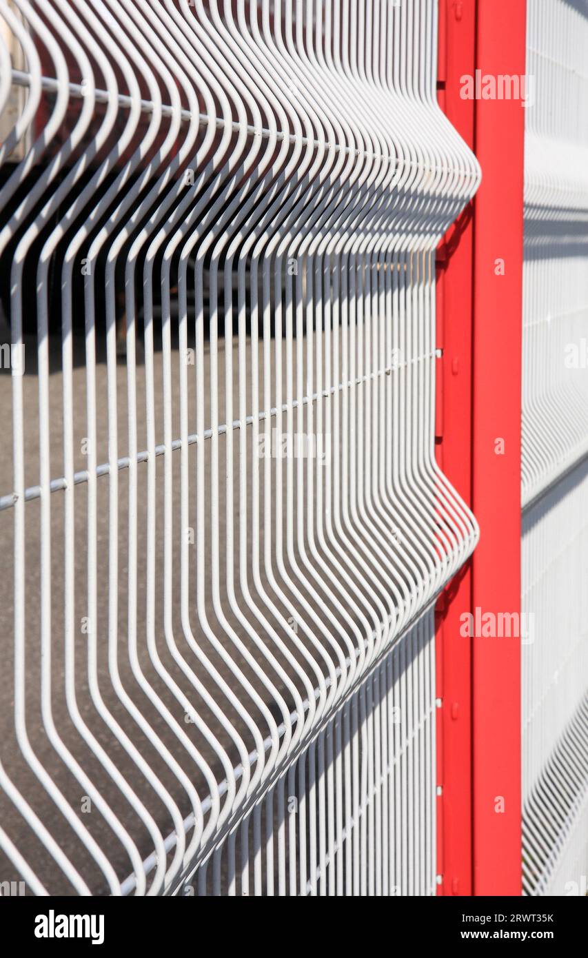 Fence in white with red partitions, taken obliquely, filling the format ...