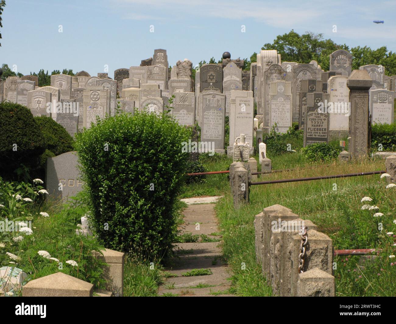 New york city cemetery hi-res stock photography and images - Alamy