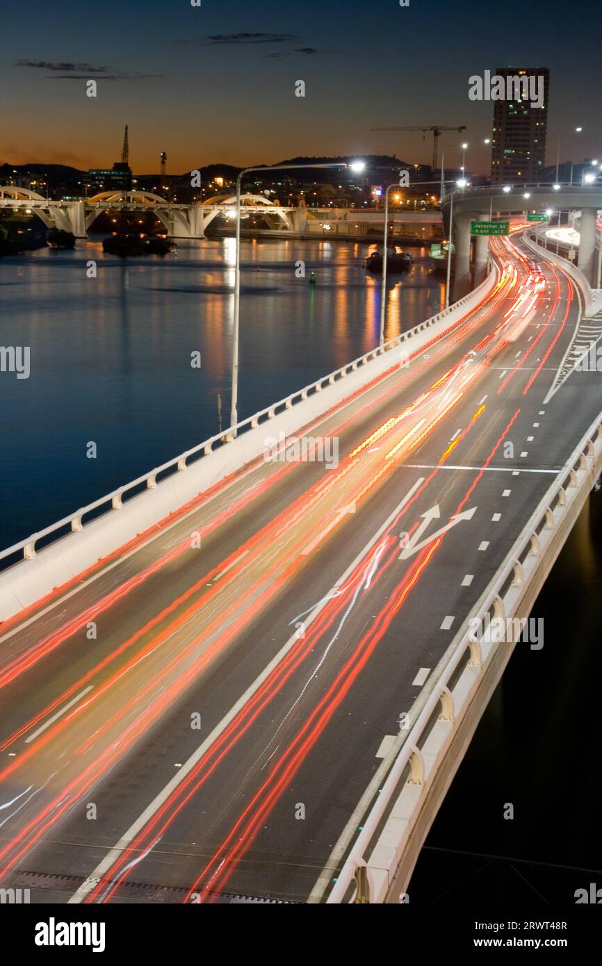 Traffic streams along the Pacific Motorway and Victoria Bridge during ...