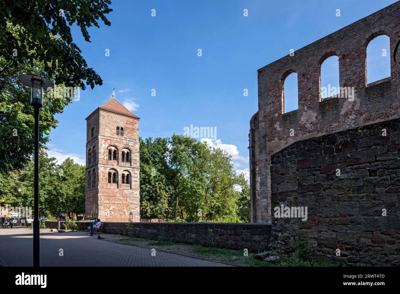 Medieval abbey building hi-res stock photography and images - Alamy