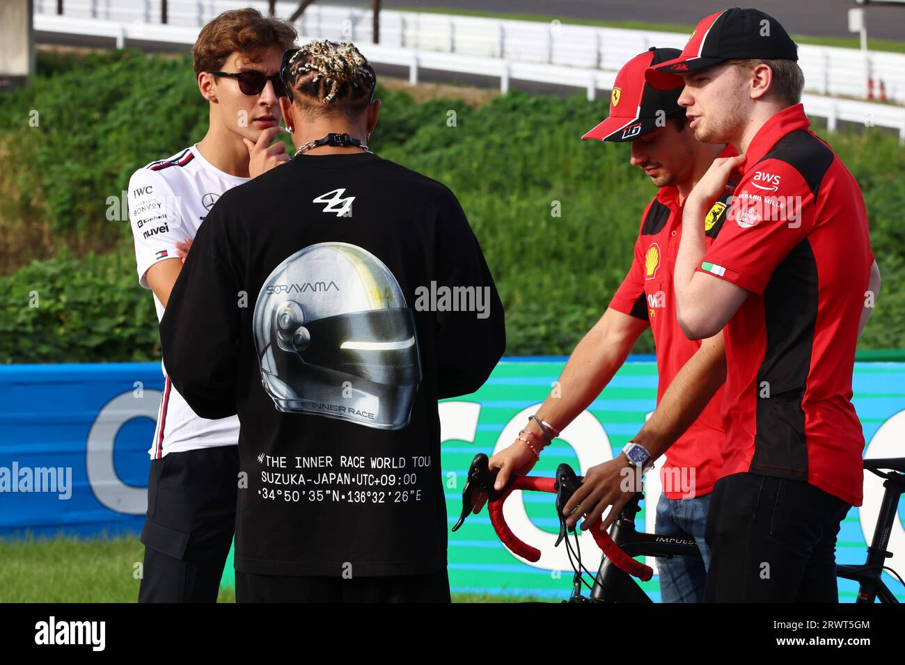 (L to R): George Russell (GBR) Mercedes AMG F1; Lewis Hamilton (GBR ...