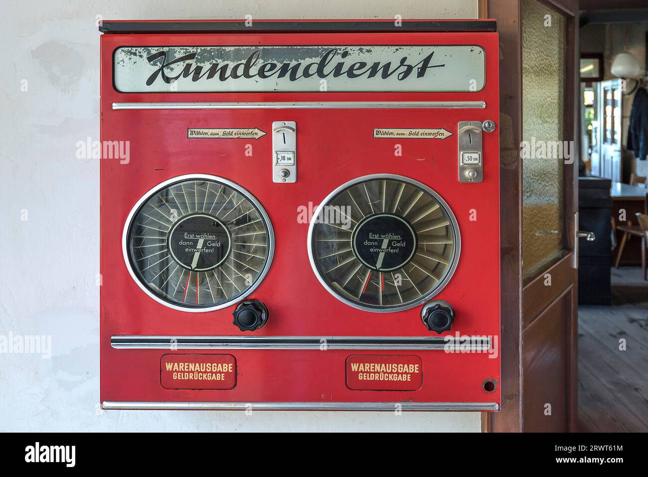 Candy vending machine hi-res stock photography and images - Alamy