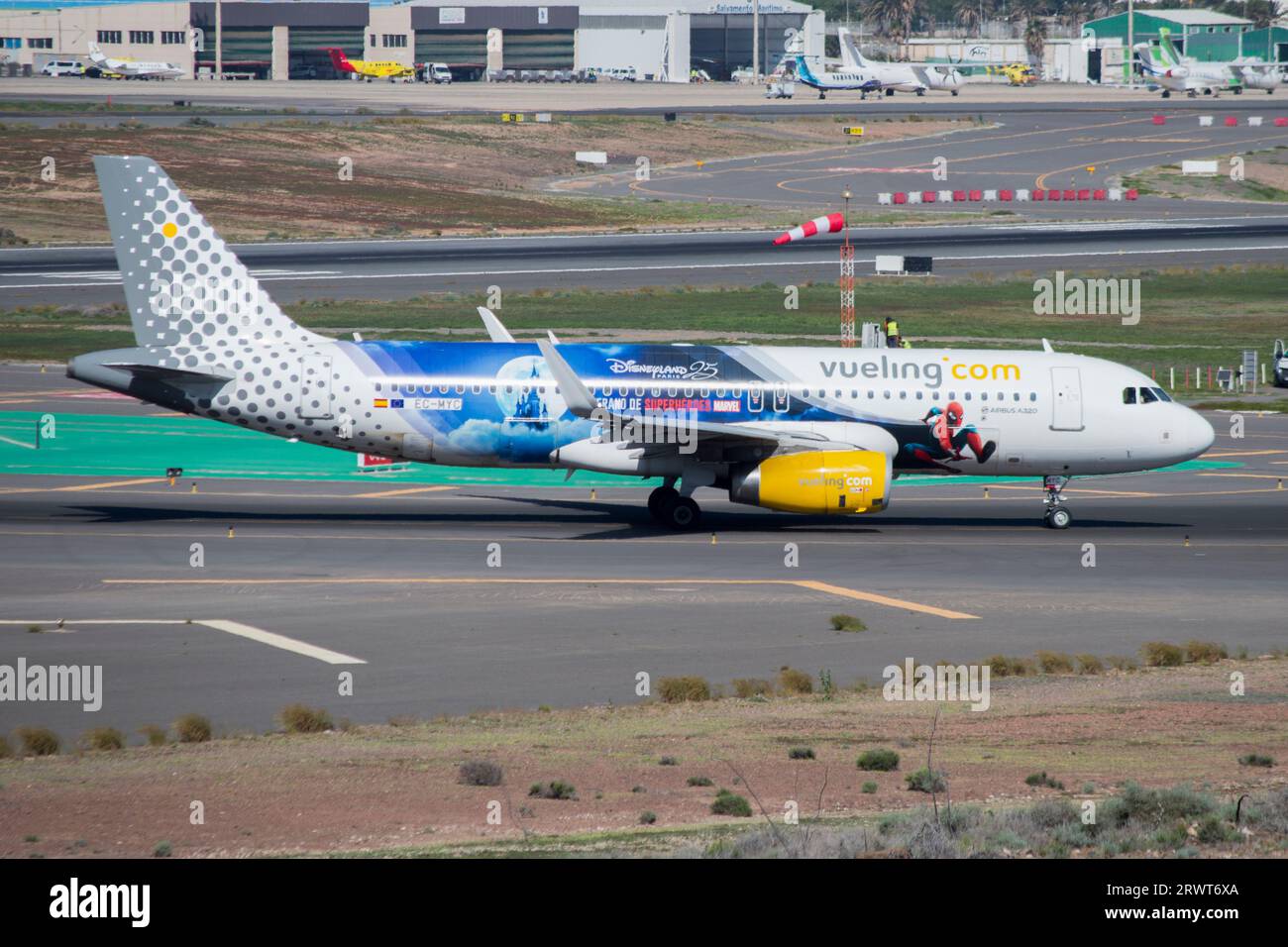 Gando, aeropuerto de Gran Canaria. Avión de línea Airbus A320 de la ...