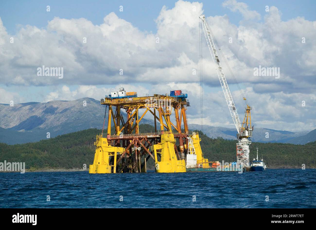 Dismantling an oil rig hi-res stock photography and images - Alamy