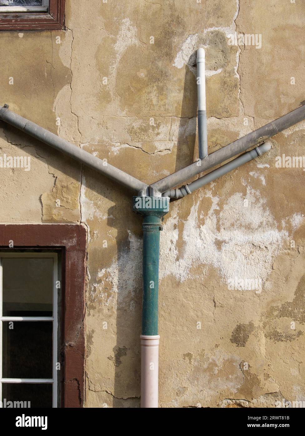 Y-shaped gutter, house wall and window, cut-out Stock Photo - Alamy