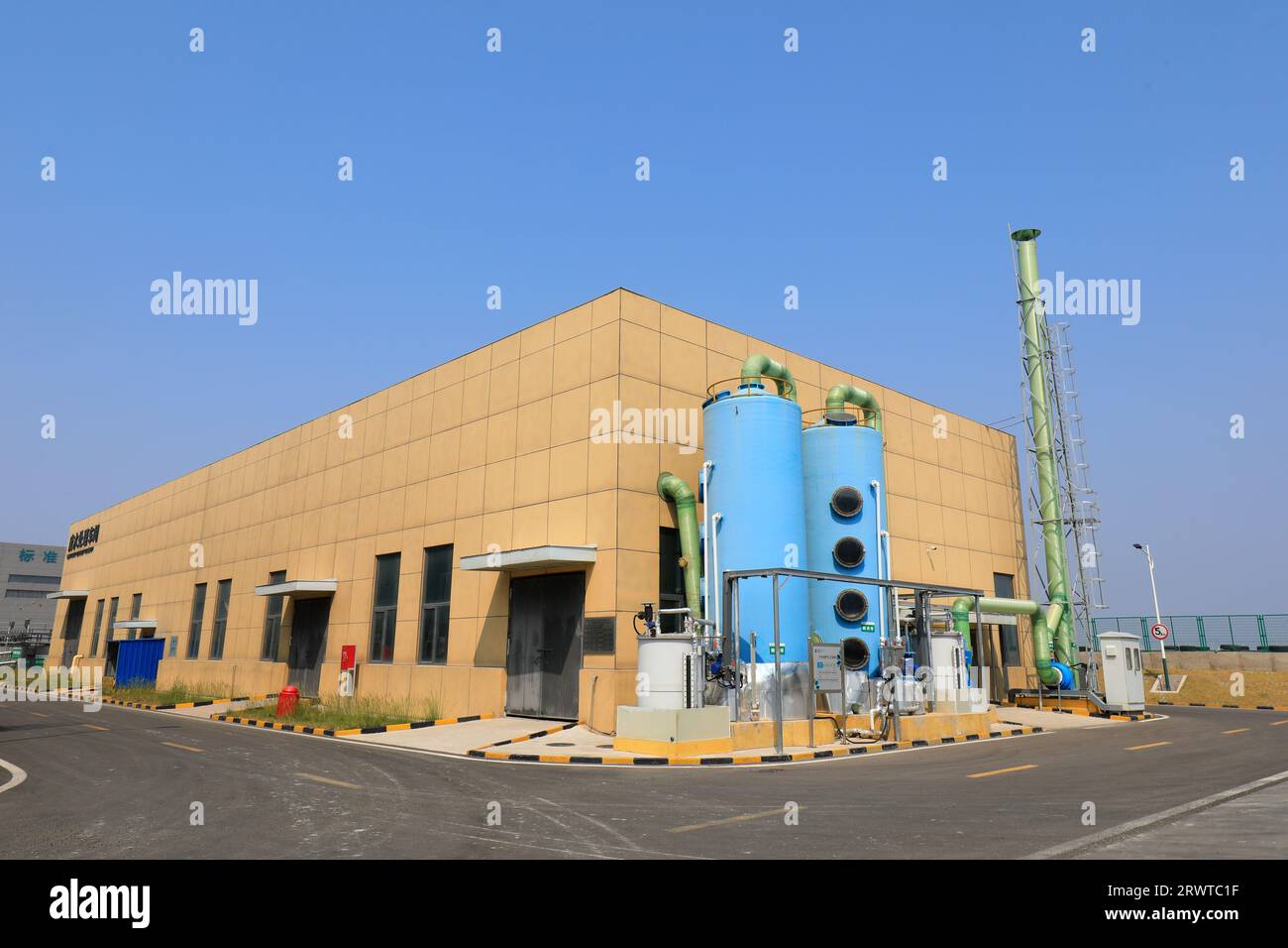 Manufacturing plant machinery and equipment Stock Photo - Alamy