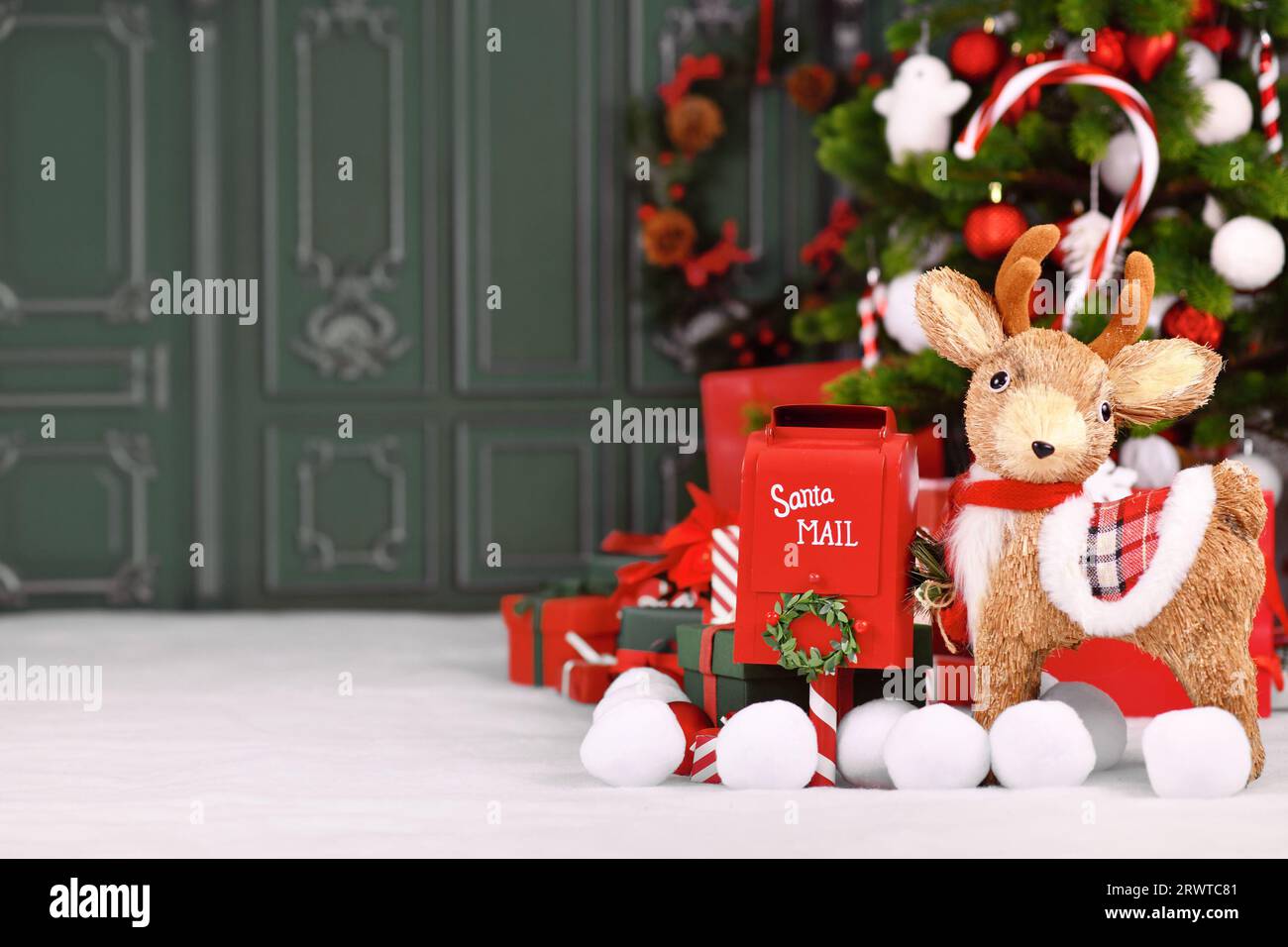 Reindeer gift boxes celebration hi-res stock photography and images - Alamy