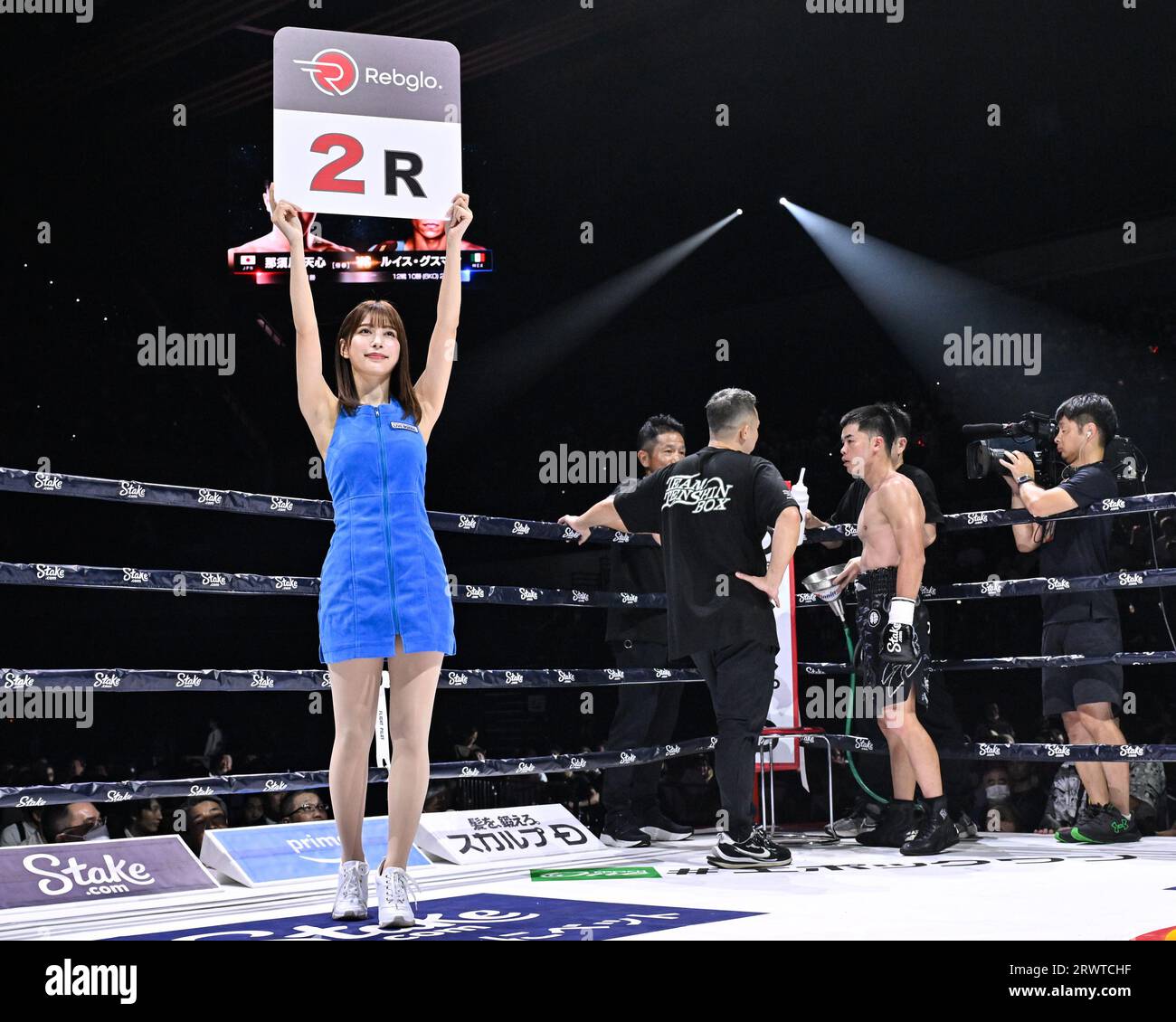 Tenshin Nasukawa (black gloves) of Japan and Ring girl Risa Yukihira ...