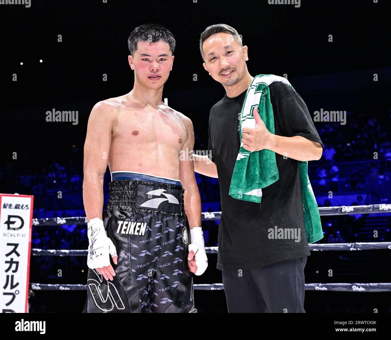 Tenshin Nasukawa (L) of Japan poses with his trainer Takahiro Aou after ...
