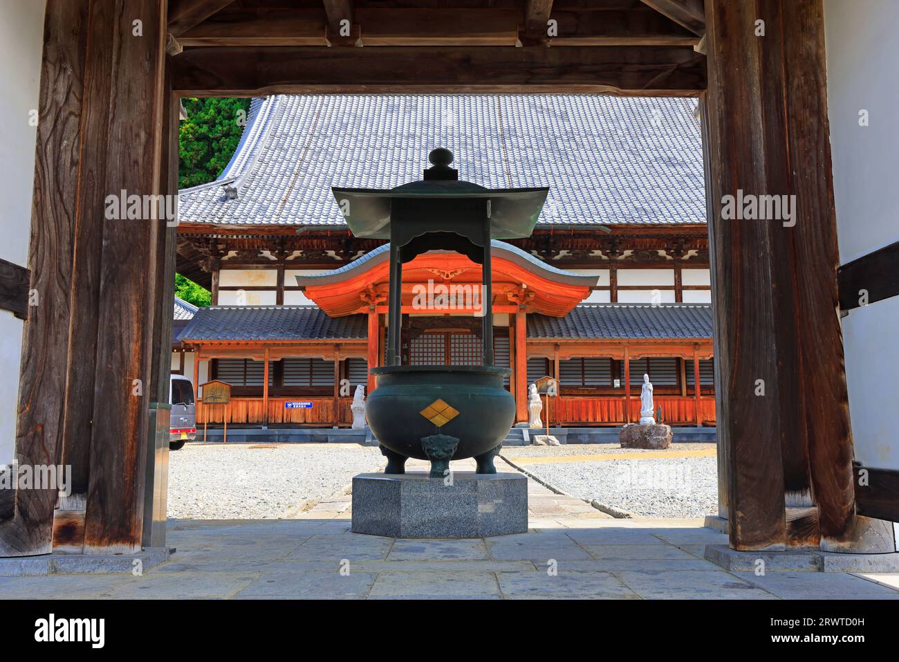Yokoyuyama Onsenji over the gate Stock Photo - Alamy