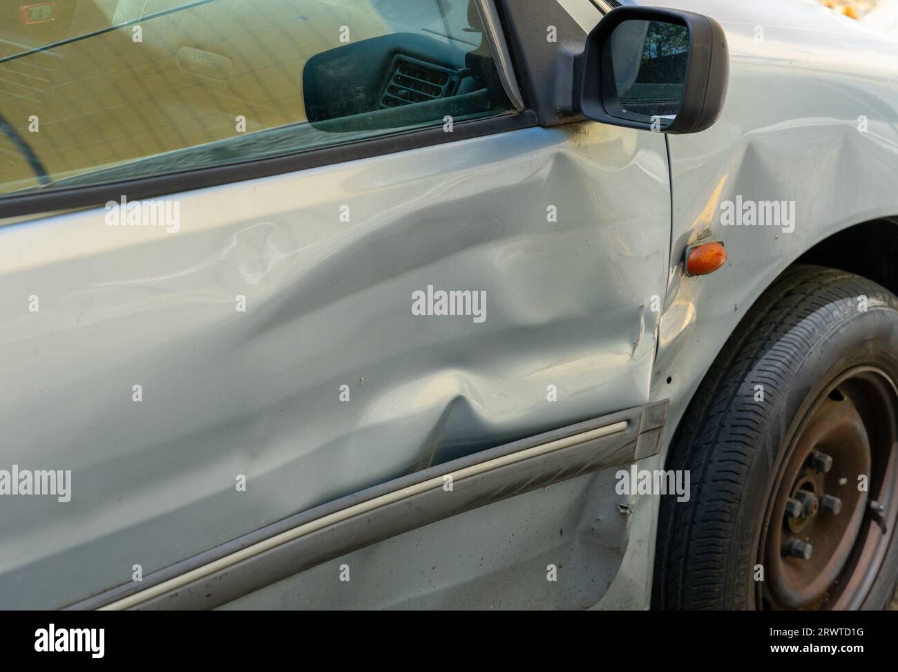 Dent car door hi-res stock photography and images - Alamy
