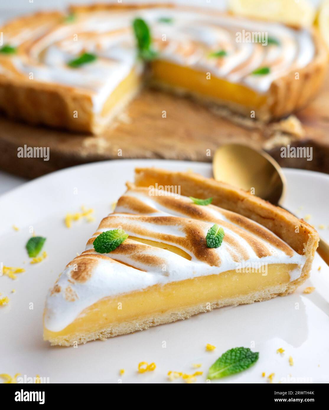 Lemon pie is a cake made up of a shortcrust or puff pastry base that is ...