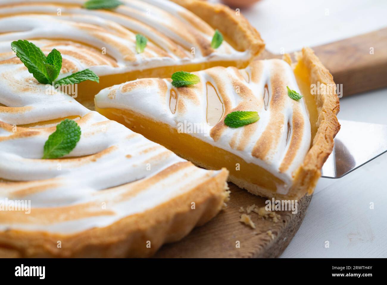 Lemon pie is a cake made up of a shortcrust or puff pastry base that is ...