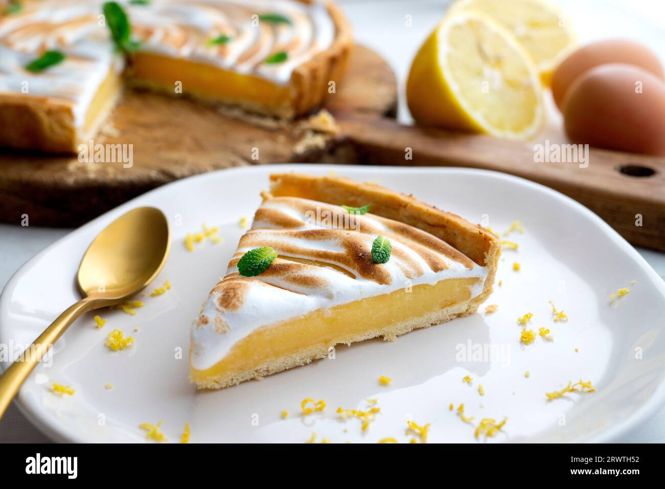 Lemon pie is a cake made up of a shortcrust or puff pastry base that is ...