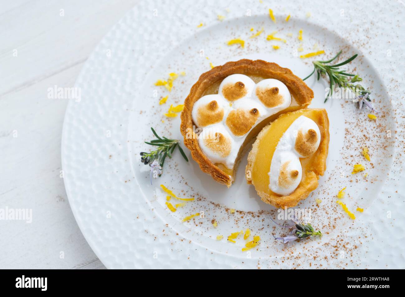 Lemon pie is a cake made up of a shortcrust or puff pastry base that is ...