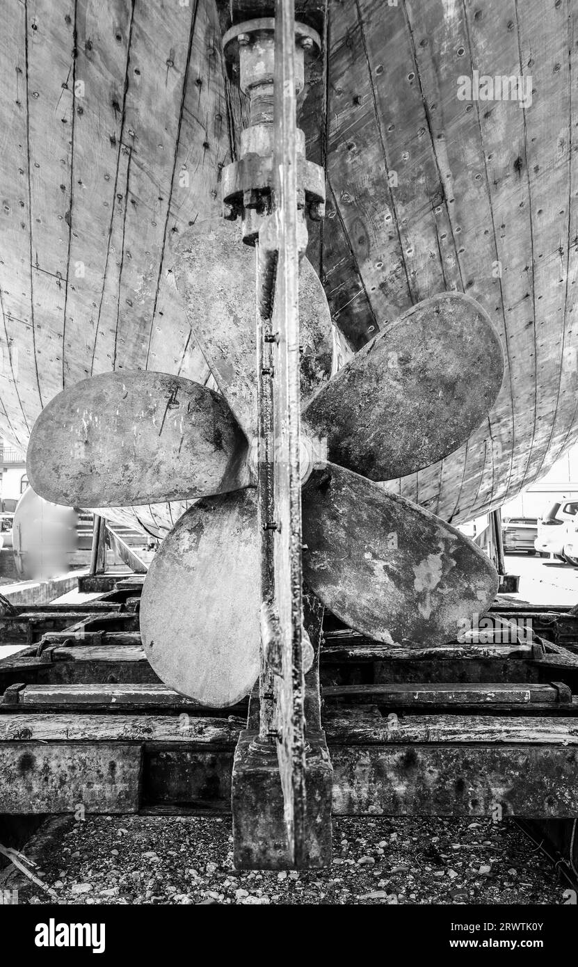 Old ship propeller Black and White Stock Photos & Images - Alamy