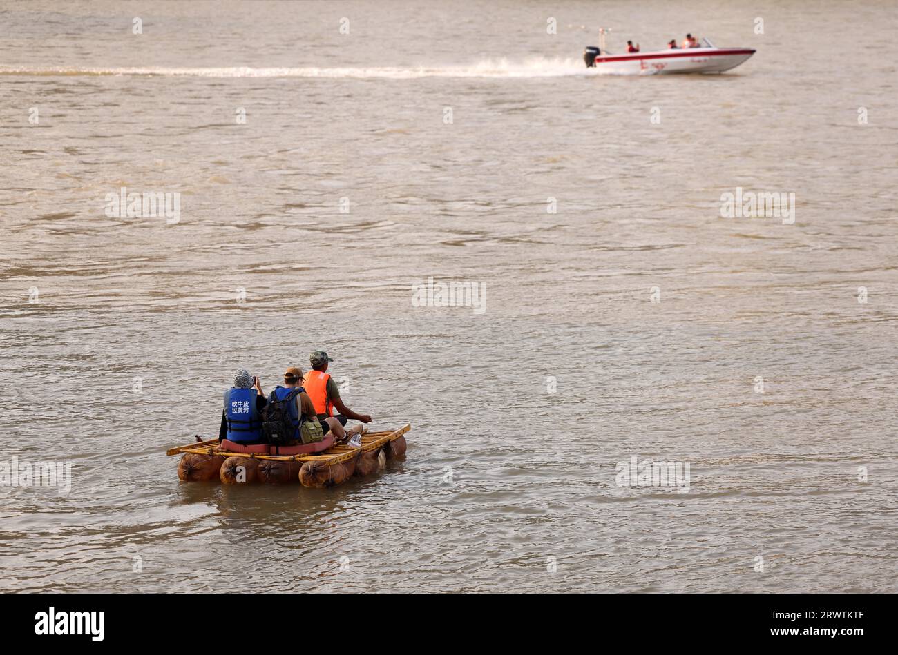 (230921) -- LANZHOU, Sept. 21, 2023 (Xinhua) -- Tourists take a ...