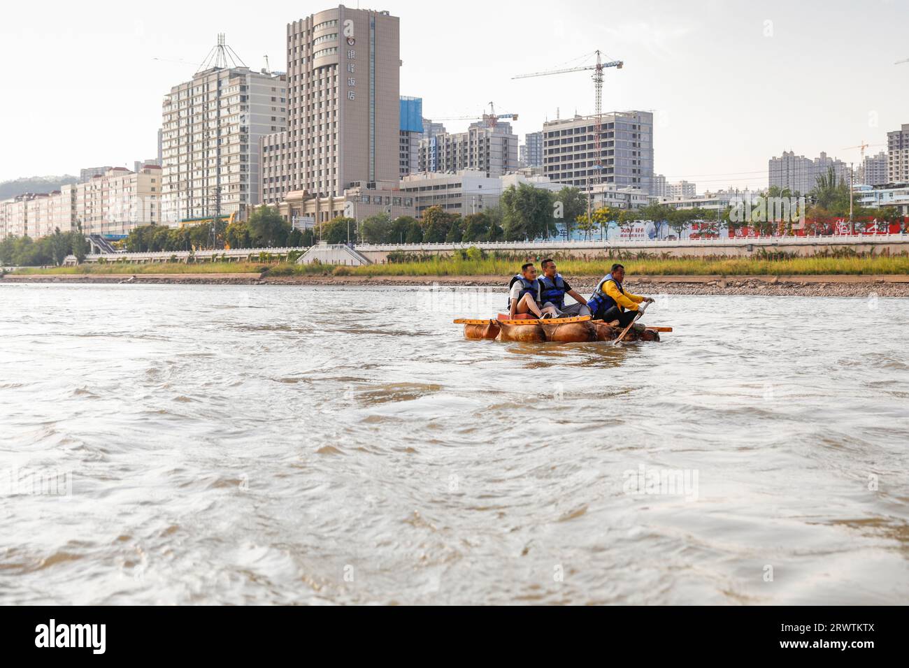 (230921) -- LANZHOU, Sept. 21, 2023 (Xinhua) -- Niu Qiang carries ...