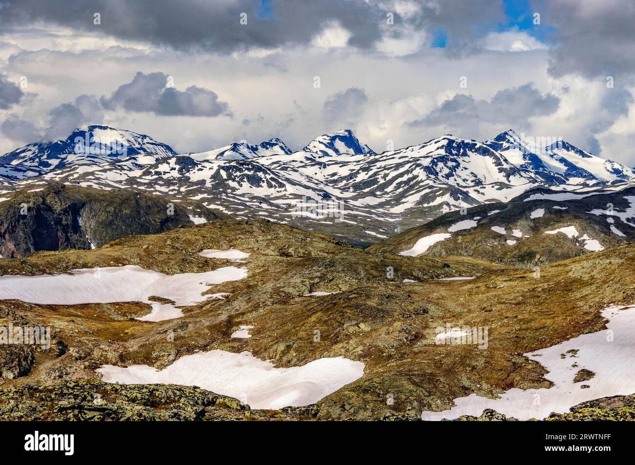 The mountain ranges Memurutindan and Jotunheimen (Norwegian National ...