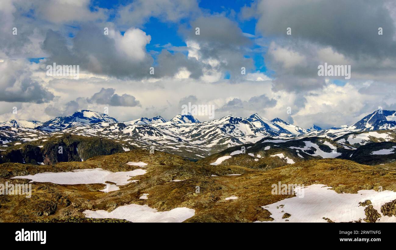 The mountain ranges Memurutindan and Jotunheimen (Norwegian National ...