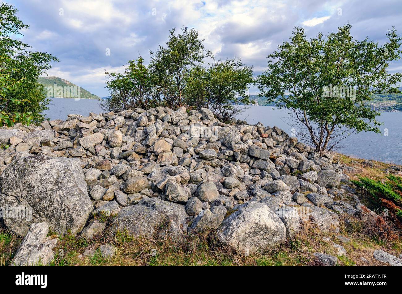 Grave pile at Lauvvik (Sabndnes, Rogaland), Norway dates back some 3000 ...