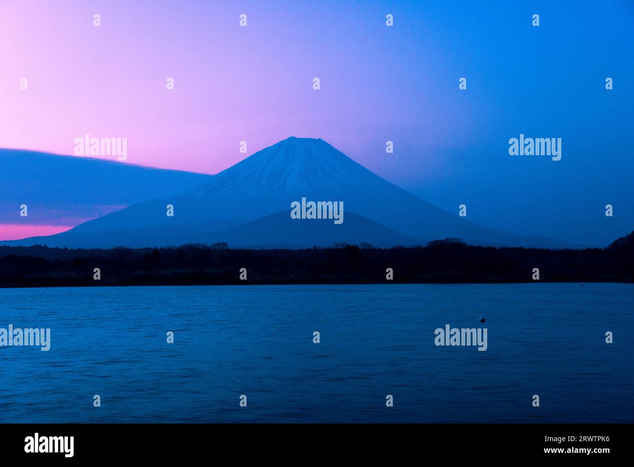 Lake Shojin at dawn and Mt. Fuji Stock Photo - Alamy