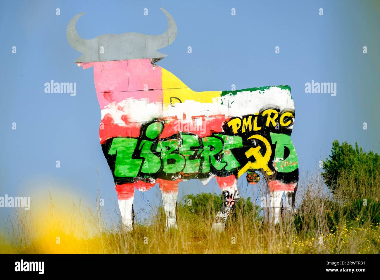 toro de Osborne, Manolo Prieto, silueta de un toro de lidia, valla ...