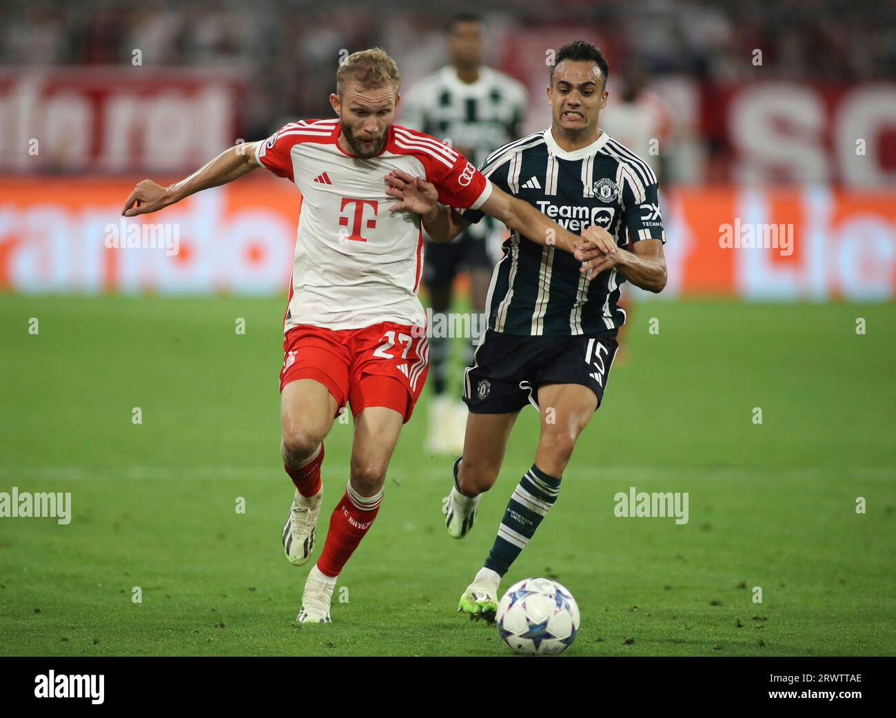 Konrad laimer fc bayern munchen mit ball im angriff hi-res stock photography and images - Alamy