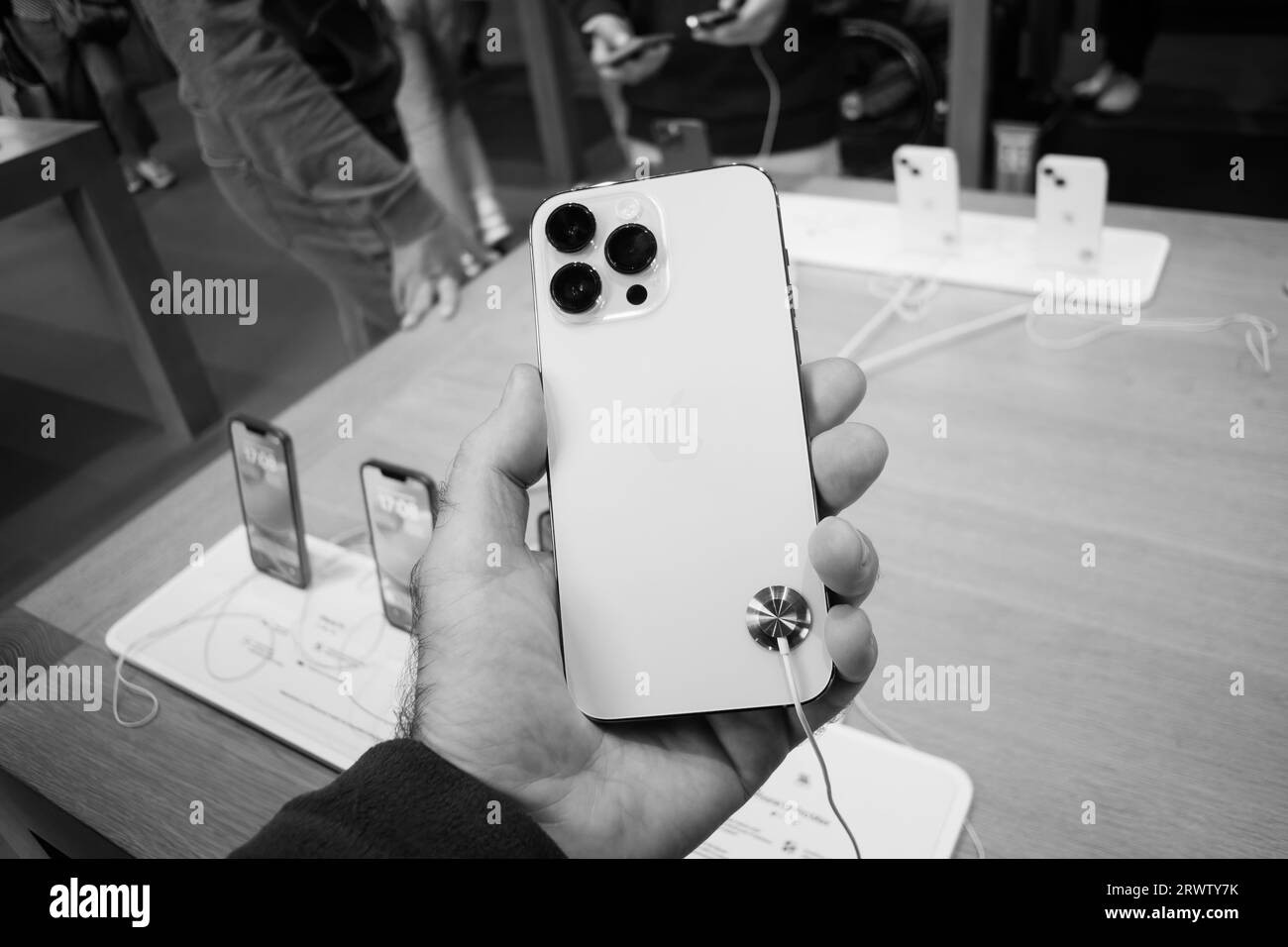 Iphone 15 in hand hi-res stock photography and images - Alamy