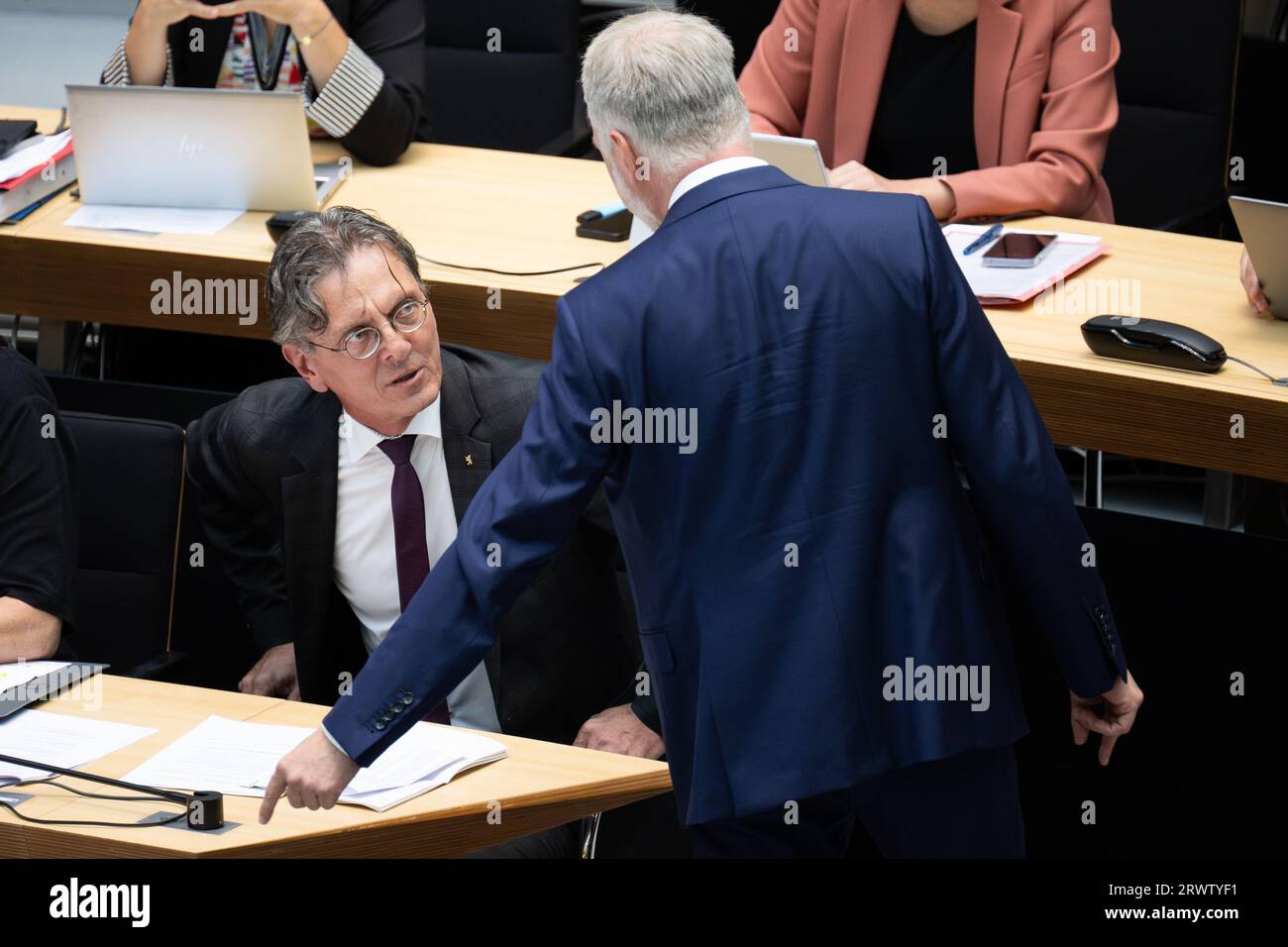 Berlin, Germany. 21st Sep, 2023. Christian Gaebler (SPD, l), Berlin ...