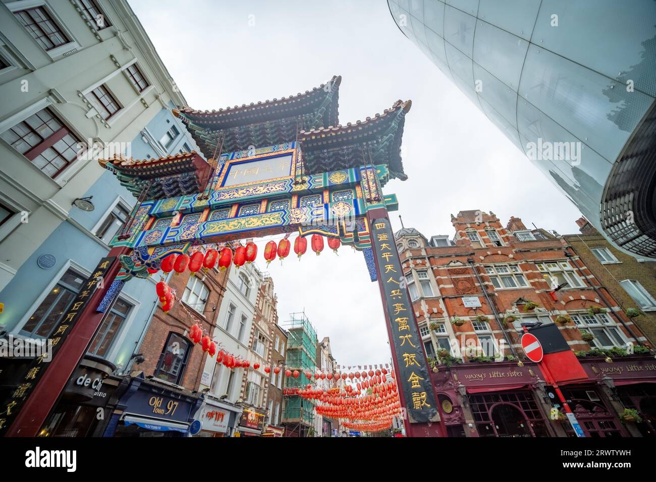 LONDON- SEPTEMBER, 19, 2023: Upward view of China Town arch and lantern ...