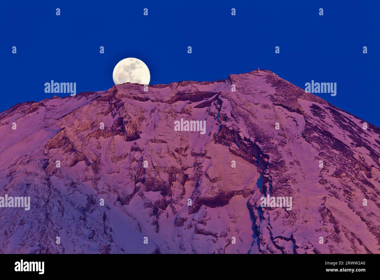 Sun setting and moon rising hi-res stock photography and images - Alamy