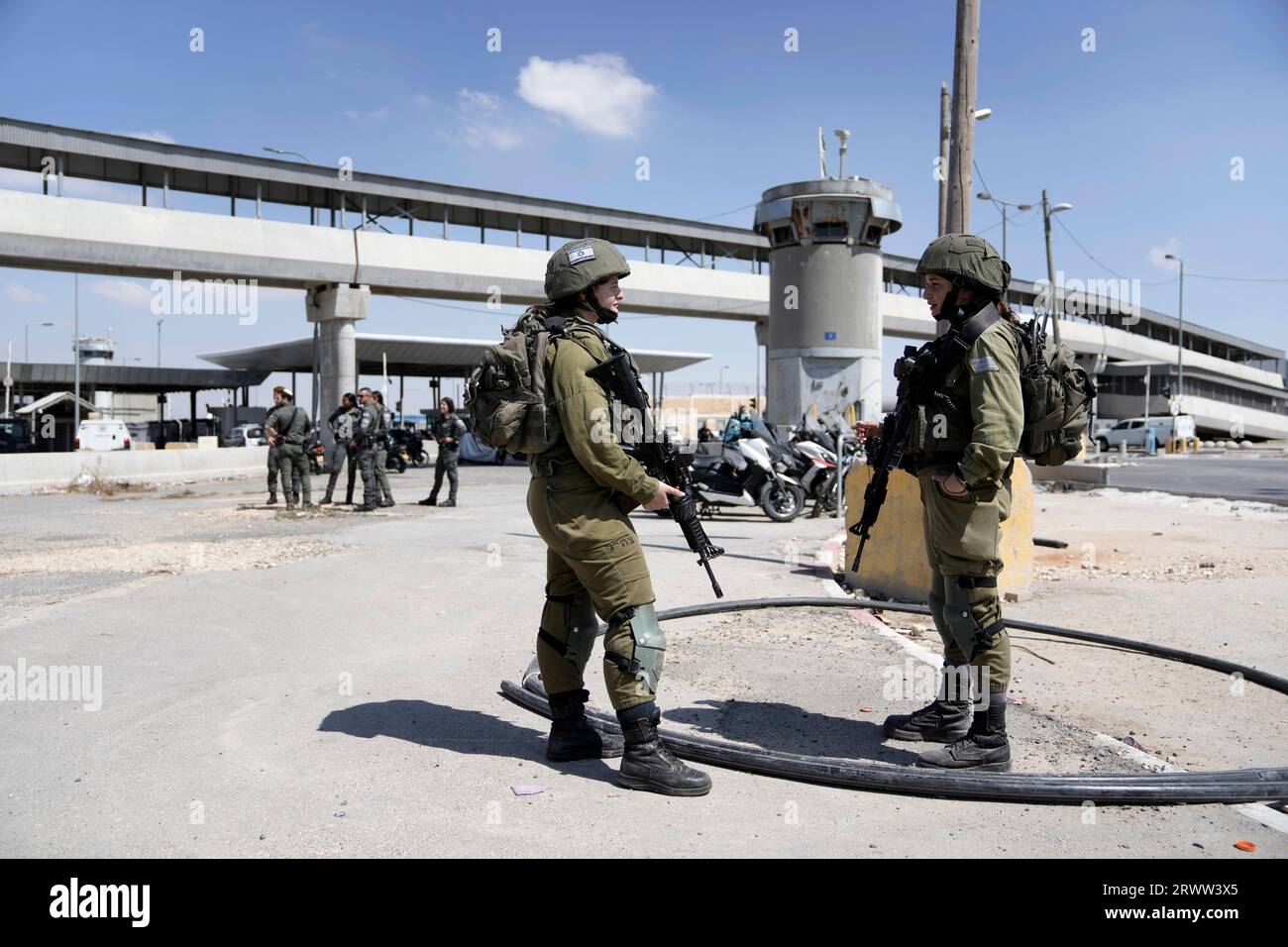 Israeli soldiers and border police stand guard at Qalandia Checkpoint ...
