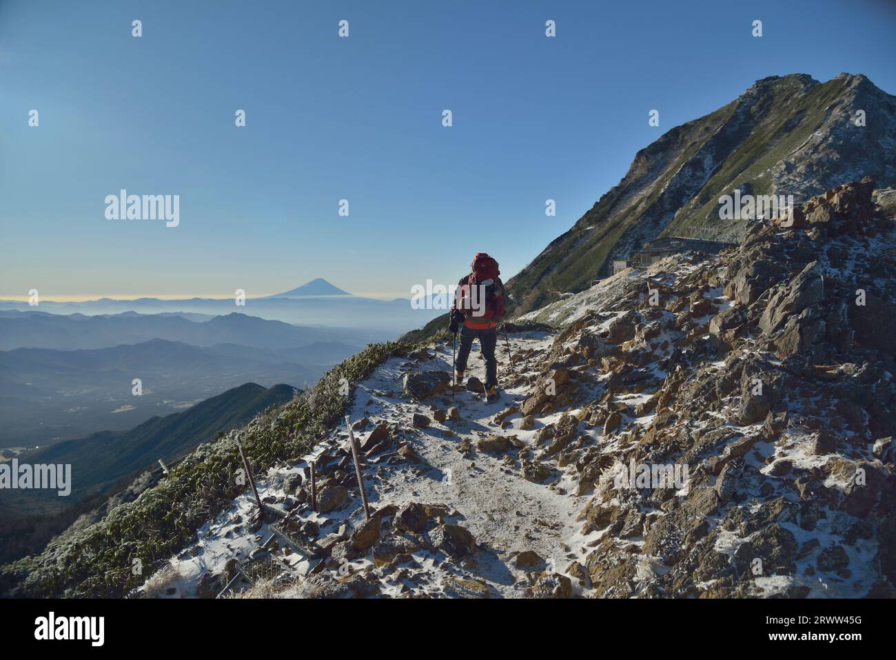 Climbers climbing Mt. Fuji Stock Photo - Alamy