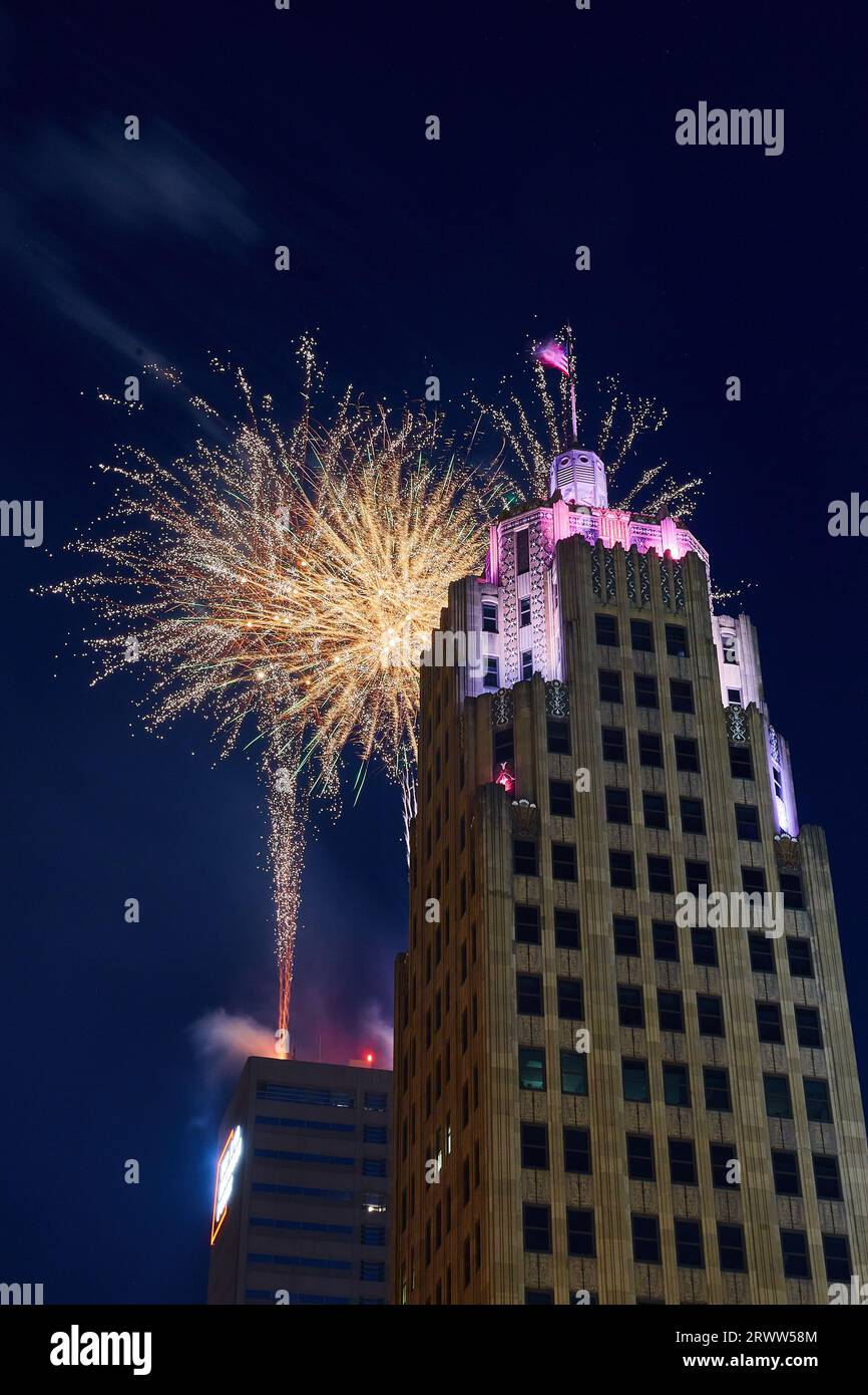 Downtown Fort Wayne Lincoln Tower with purple lights and golden ...