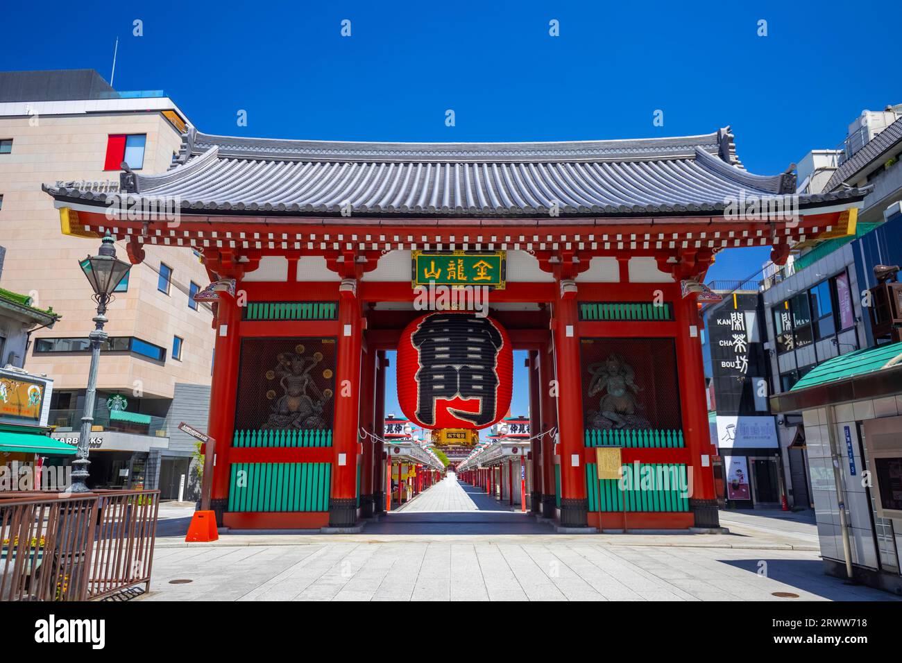 Senso-ji Temple Kaminarimon (Thunder Gate Stock Photo - Alamy