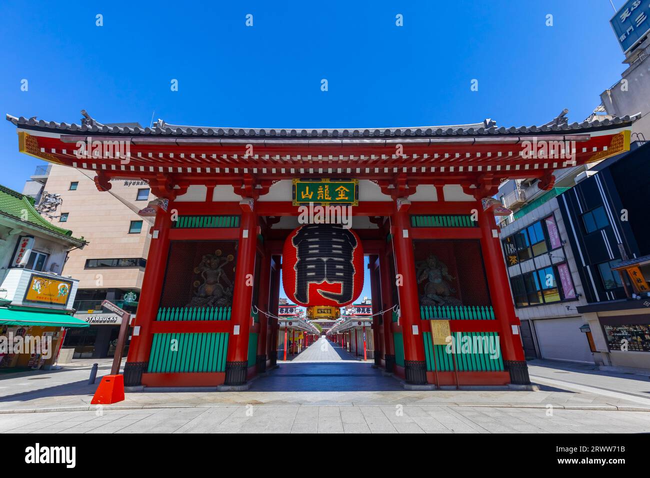Senso-ji Temple Kaminarimon (Thunder Gate Stock Photo - Alamy